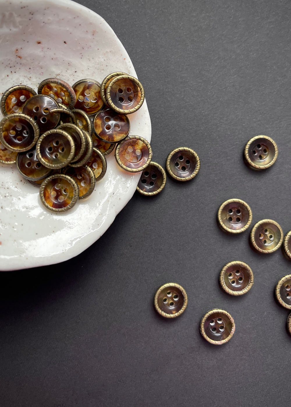 Rimmed Tortoise Shell Buttons. 11mm – Miss Maude